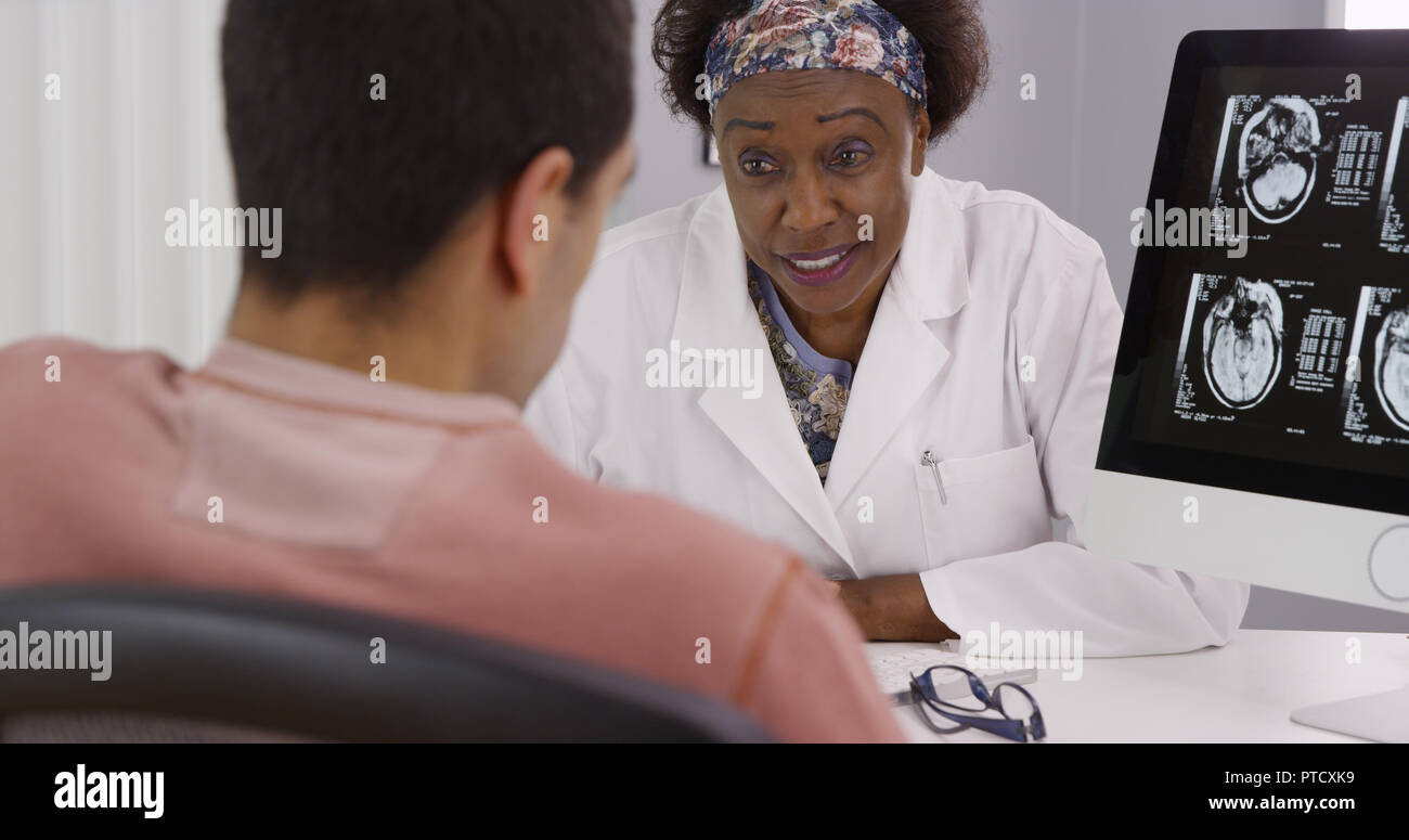 Doctors looking mri scans hi-res stock photography and images - Alamy