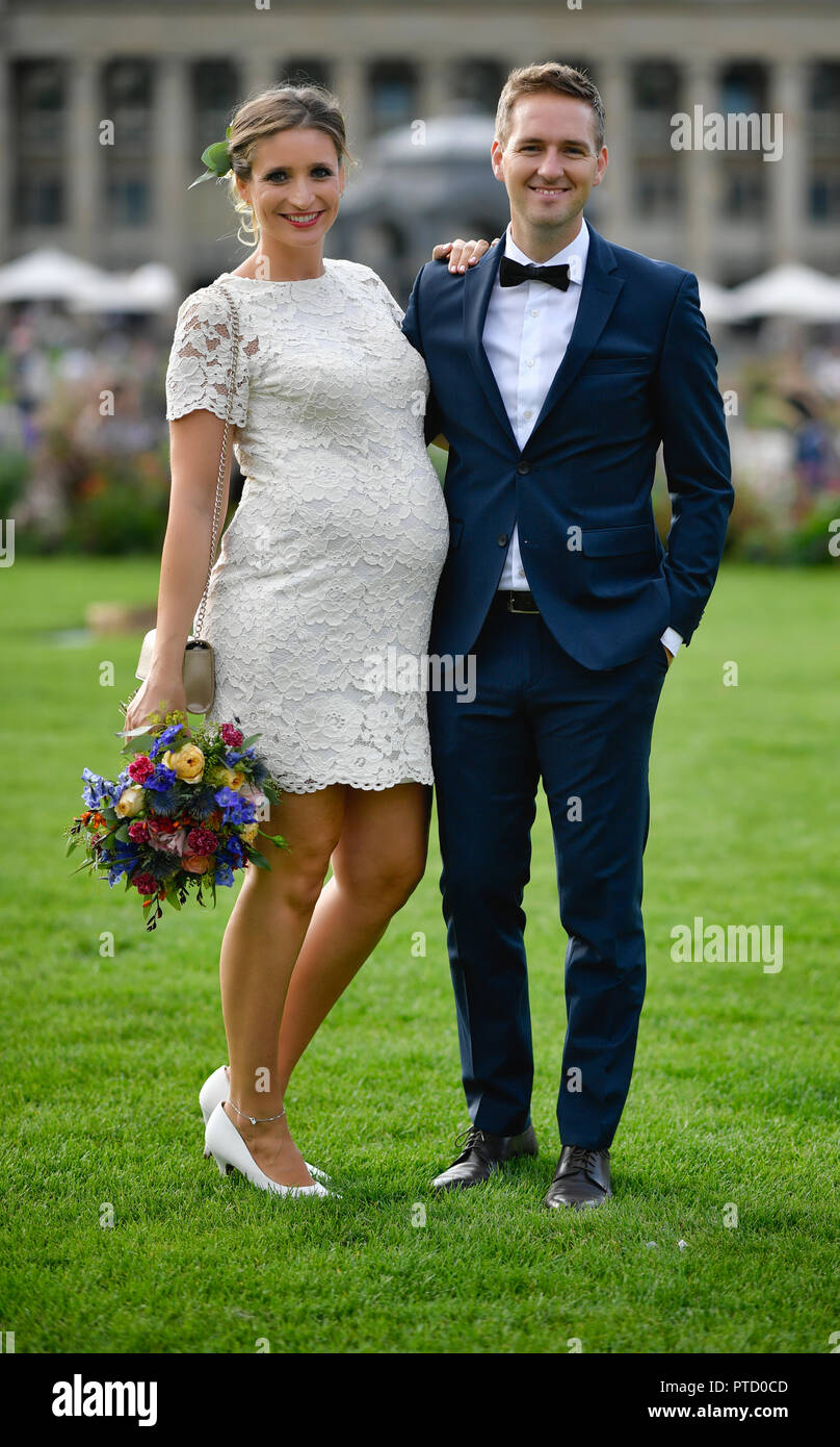 Bridal couple, pregnant bride, palace square, Stuttgart, Baden ...