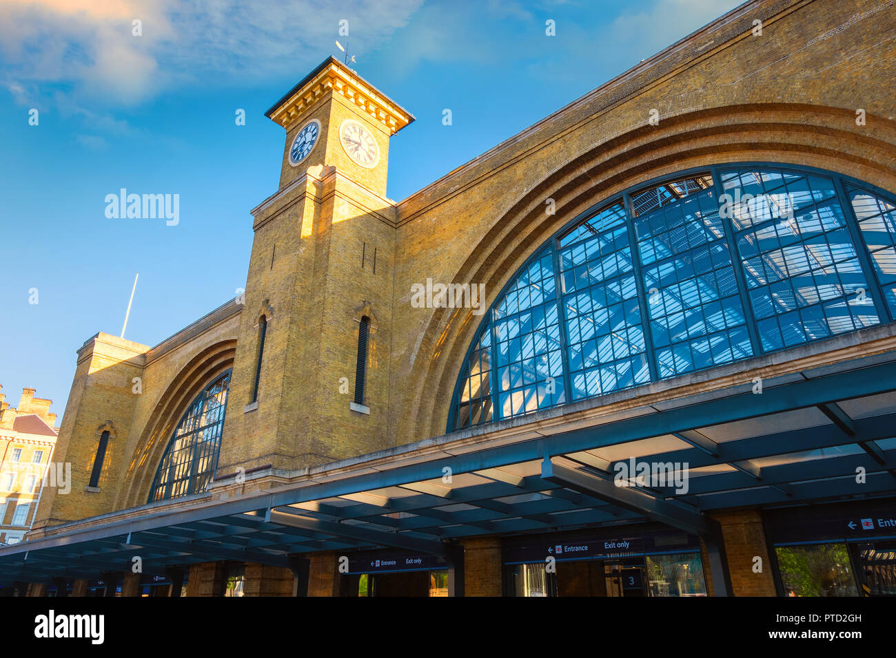 Great northern train kings cross station hi-res stock photography and ...