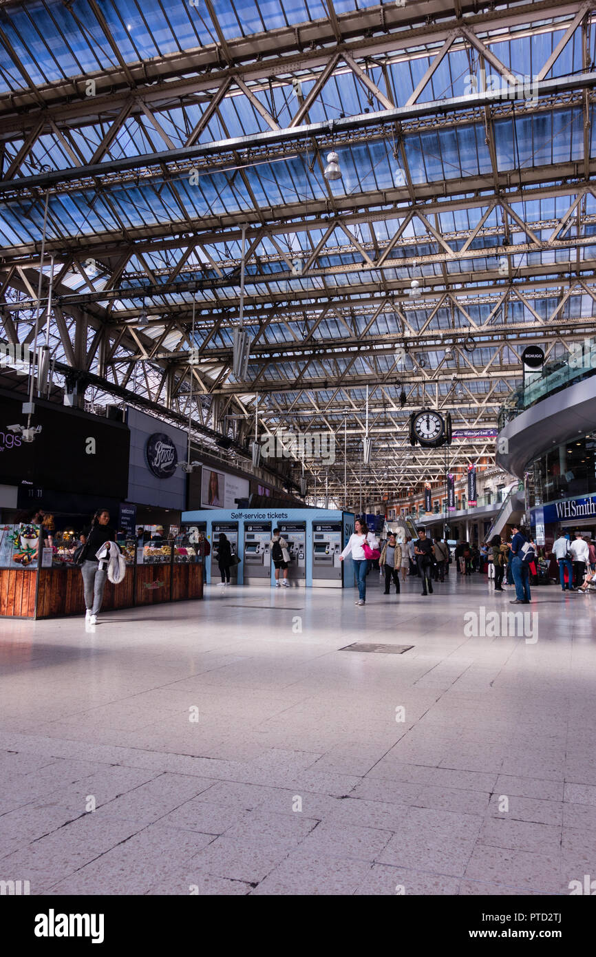 Station concourse, Waterloo Station, London, England Stock Photo - Alamy