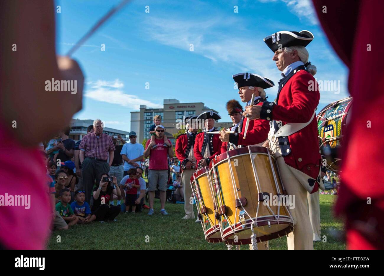 Soldiers with the U.S. Army Old Guard Fife and Drum Corps, assigned to ...