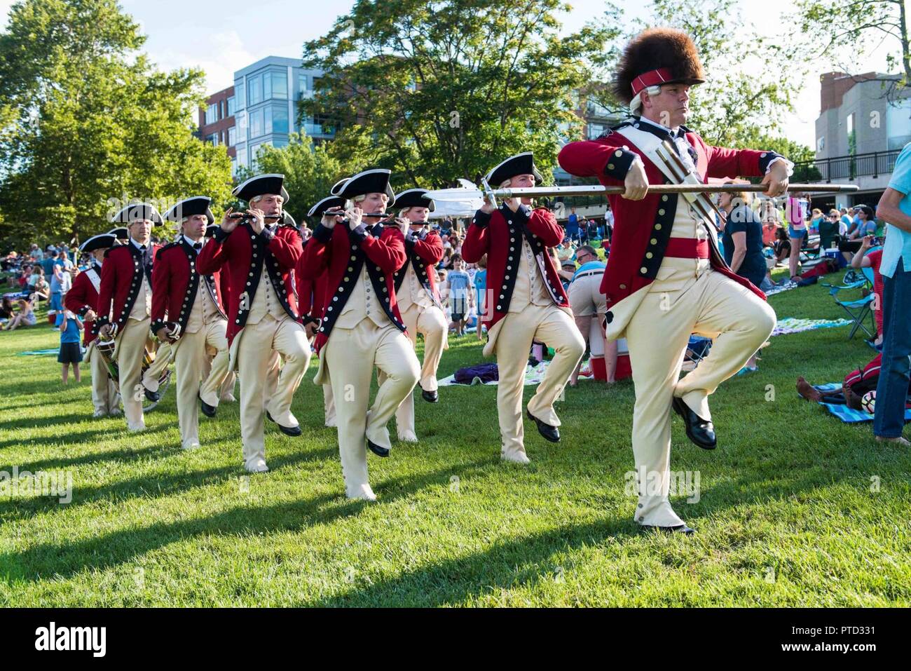Soldiers with the U.S. Army Old Guard Fife and Drum Corps, assigned to ...