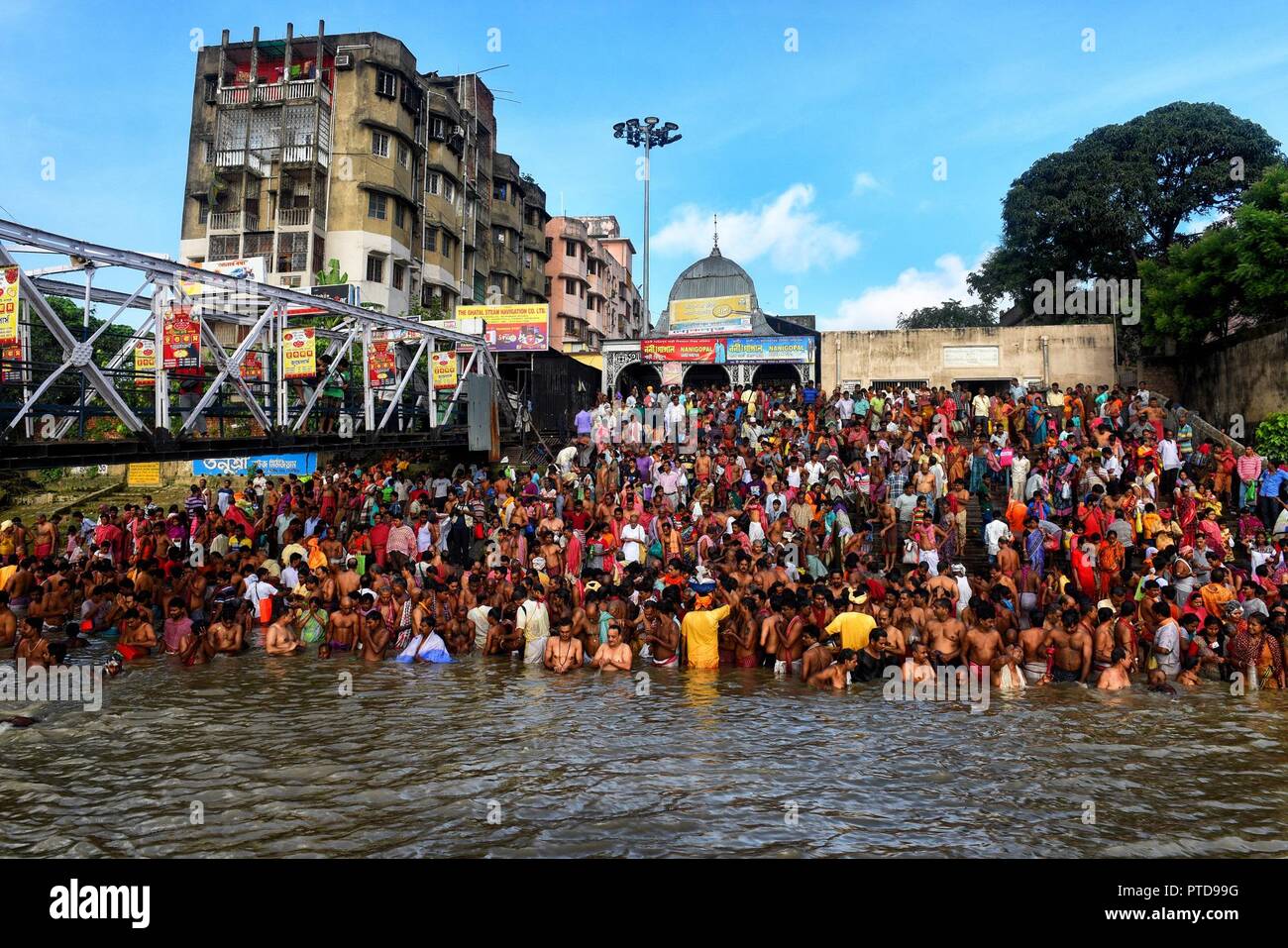 Kolkata, India. 30th Sep, 2016. Hindu people are doing Ancestral prayer ...
