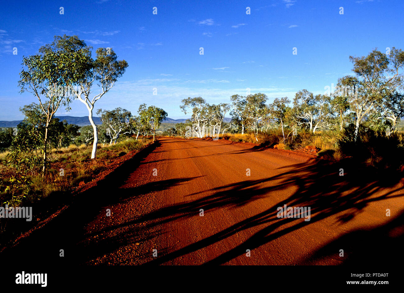 Australian outback road, Karijini National Park, Pilbara, Western ...