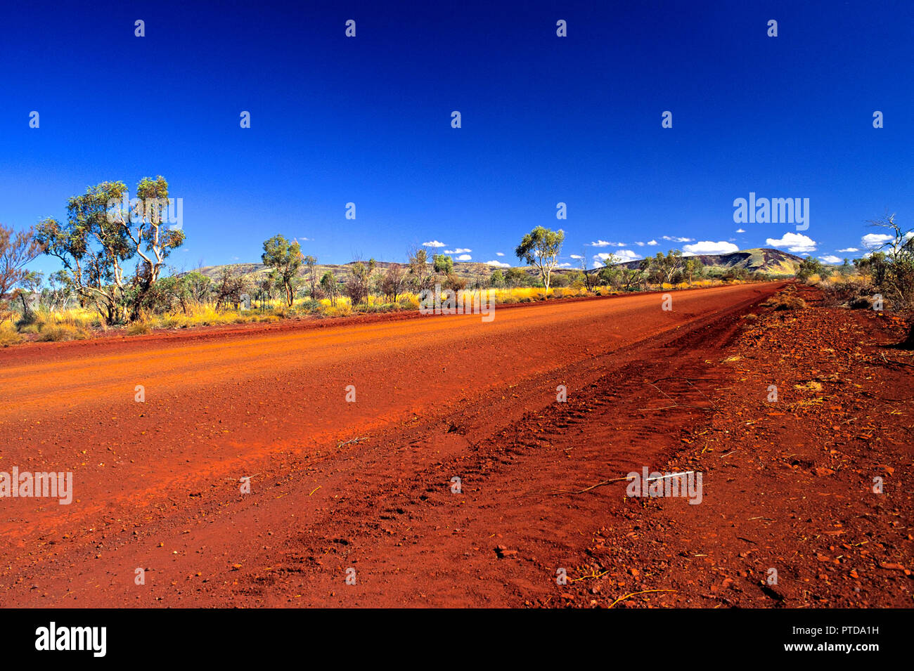 Australian outback road, Karijini National Park, Pilbara, Western ...
