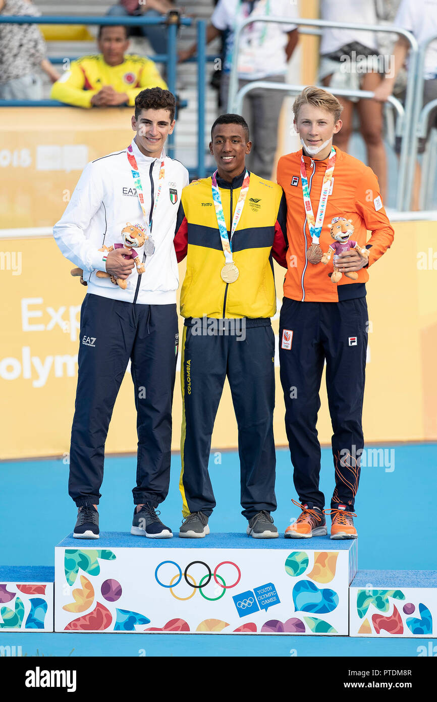 (181009) -- BUENOS AIRES, Oct. 9, 2018 (Xinhua) -- Gold medalist Jhony ...