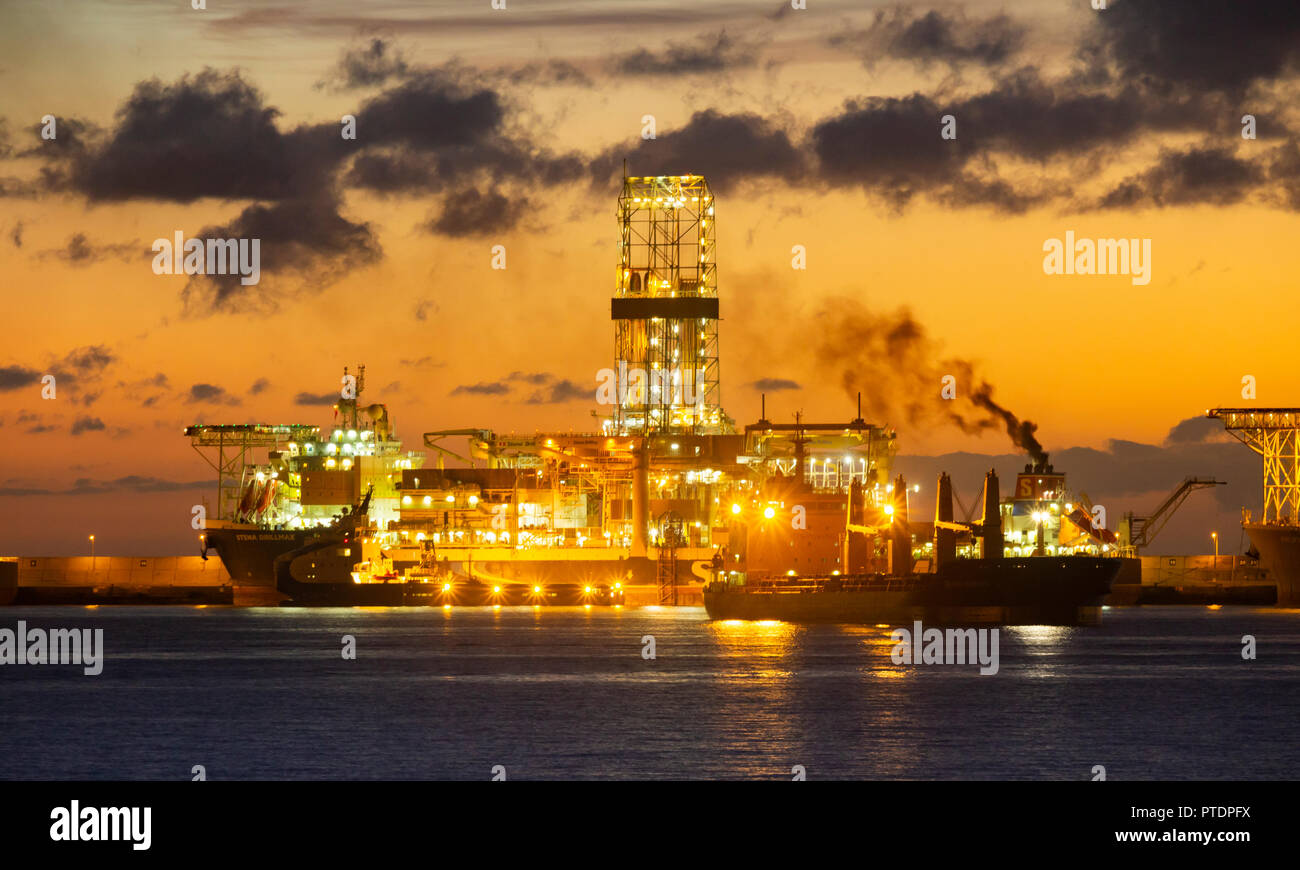 Decommissioning oil rigs hi-res stock photography and images - Alamy