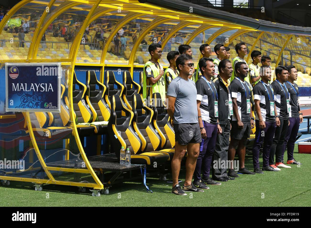 Coach coaching staff bench hi-res stock photography and images - Alamy