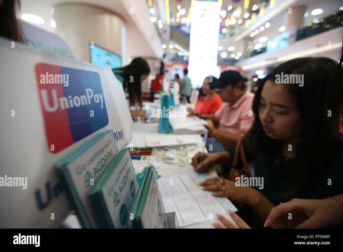 (181009) -- YANGON, Oct. 9, 2018 (Xinhua) -- People attend a launching ...