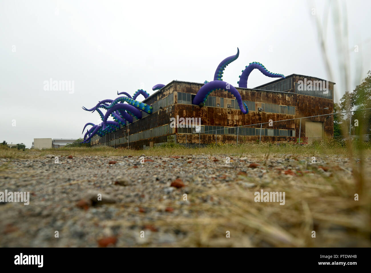Philadelphia, USA. 8th Oct 2018. Inflatable tentacles of a temporary ...