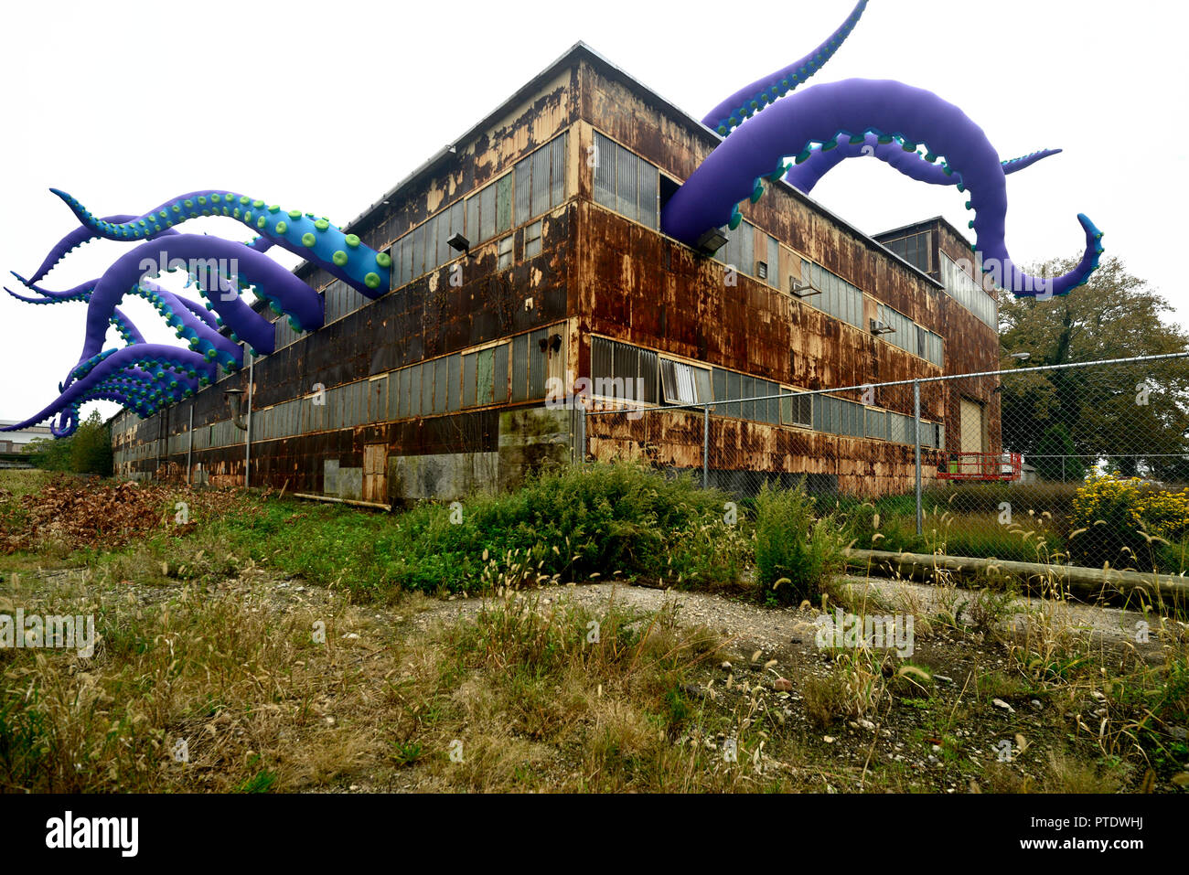 Philadelphia, USA. 8th Oct 2018. Inflatable tentacles of a temporary ...