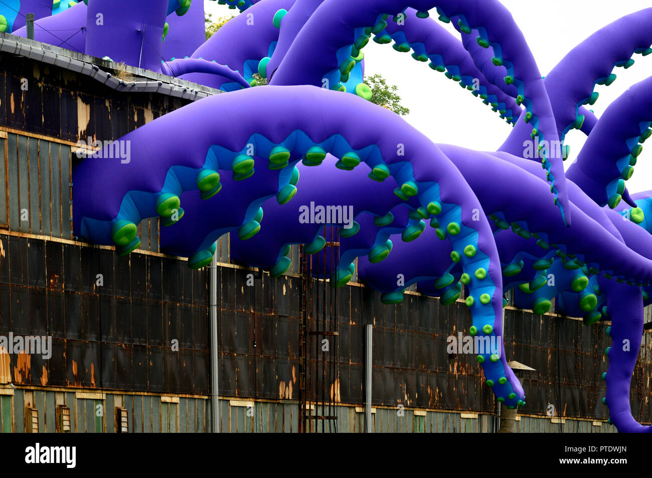 Philadelphia, USA. 8th Oct 2018. Inflatable tentacles of a temporary ...