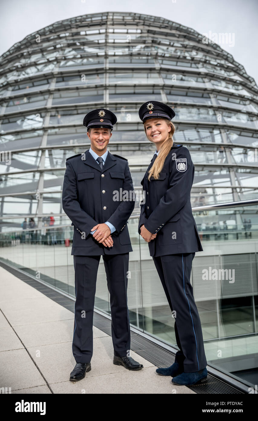 09 October 2018, Berlin: Police Master Maria (23) and her colleague ...