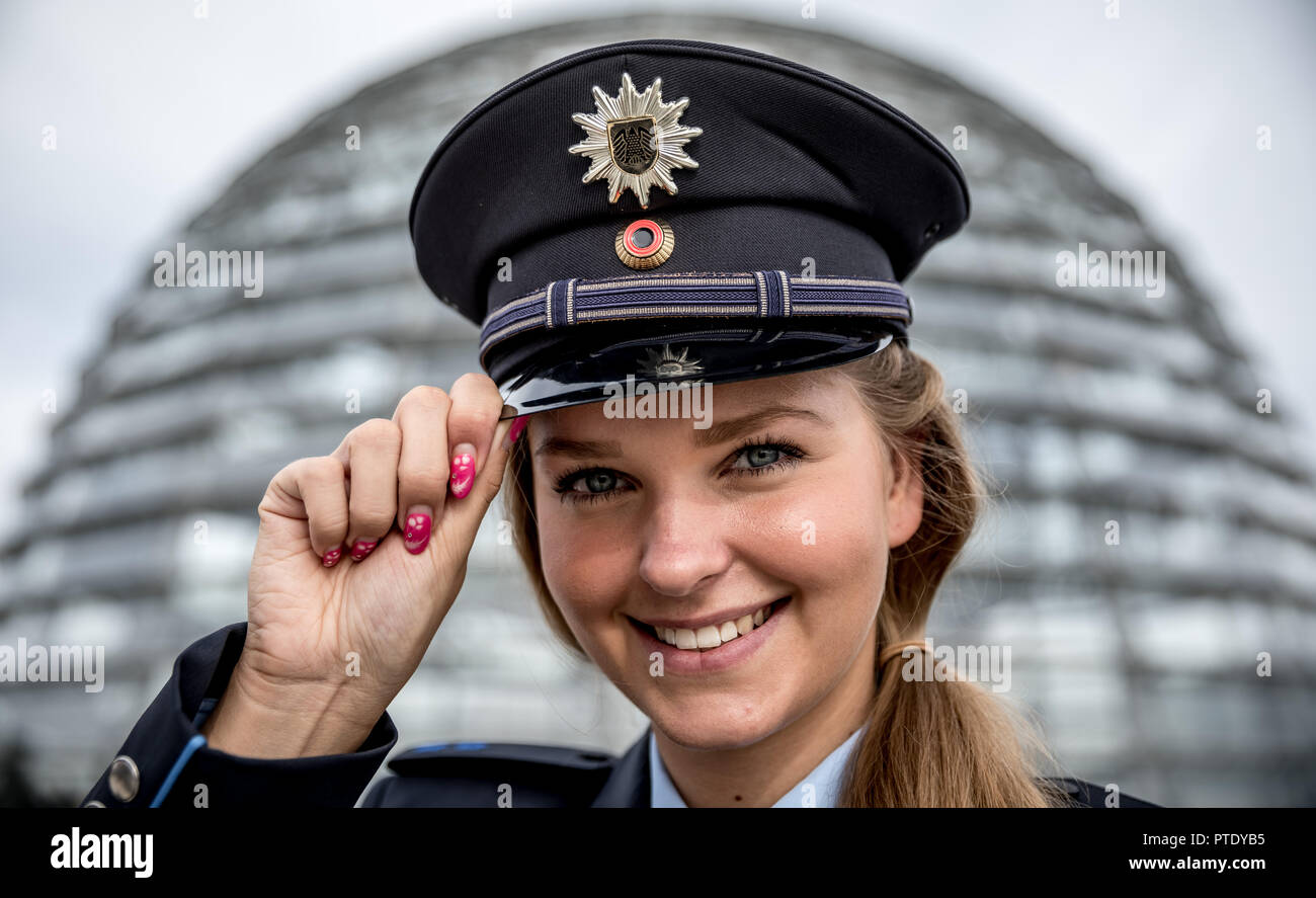 09 October 2018, Berlin: Police Master Maria (23) presents the new ...