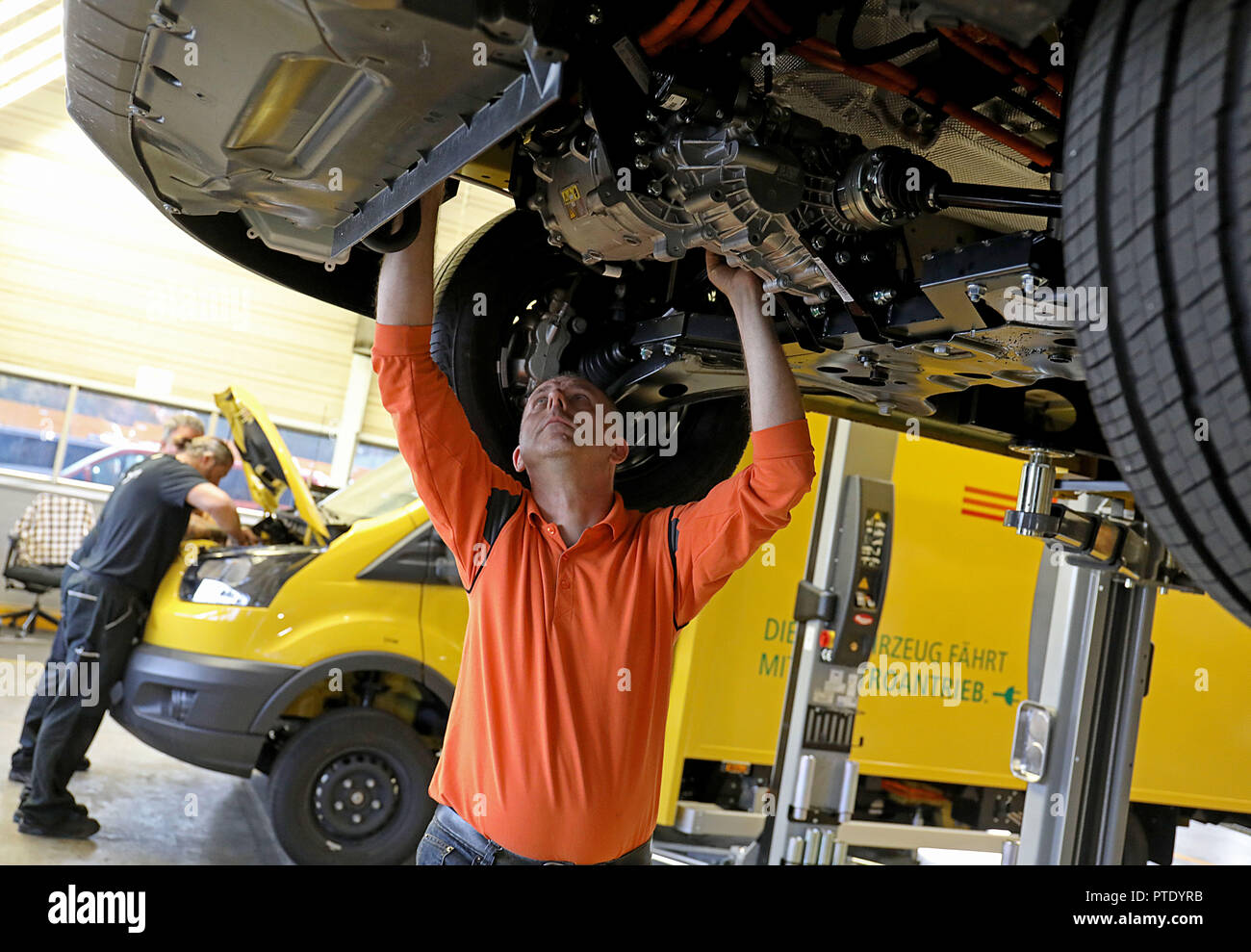 09 October 2018, North Rhine-Westphalia, Cologne: A Ford employee is ...