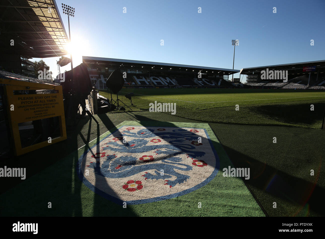 The entrance to craven cottage hi-res stock photography and images - Alamy