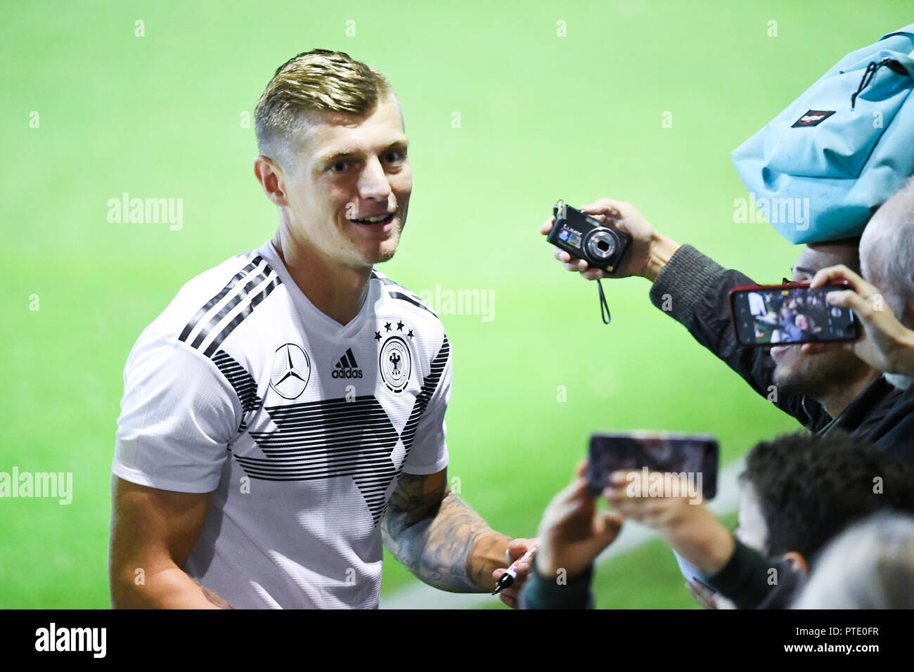 Berlin, Germany. 09th Oct, 2018. Toni Kroos (Germany) signs autographs ...