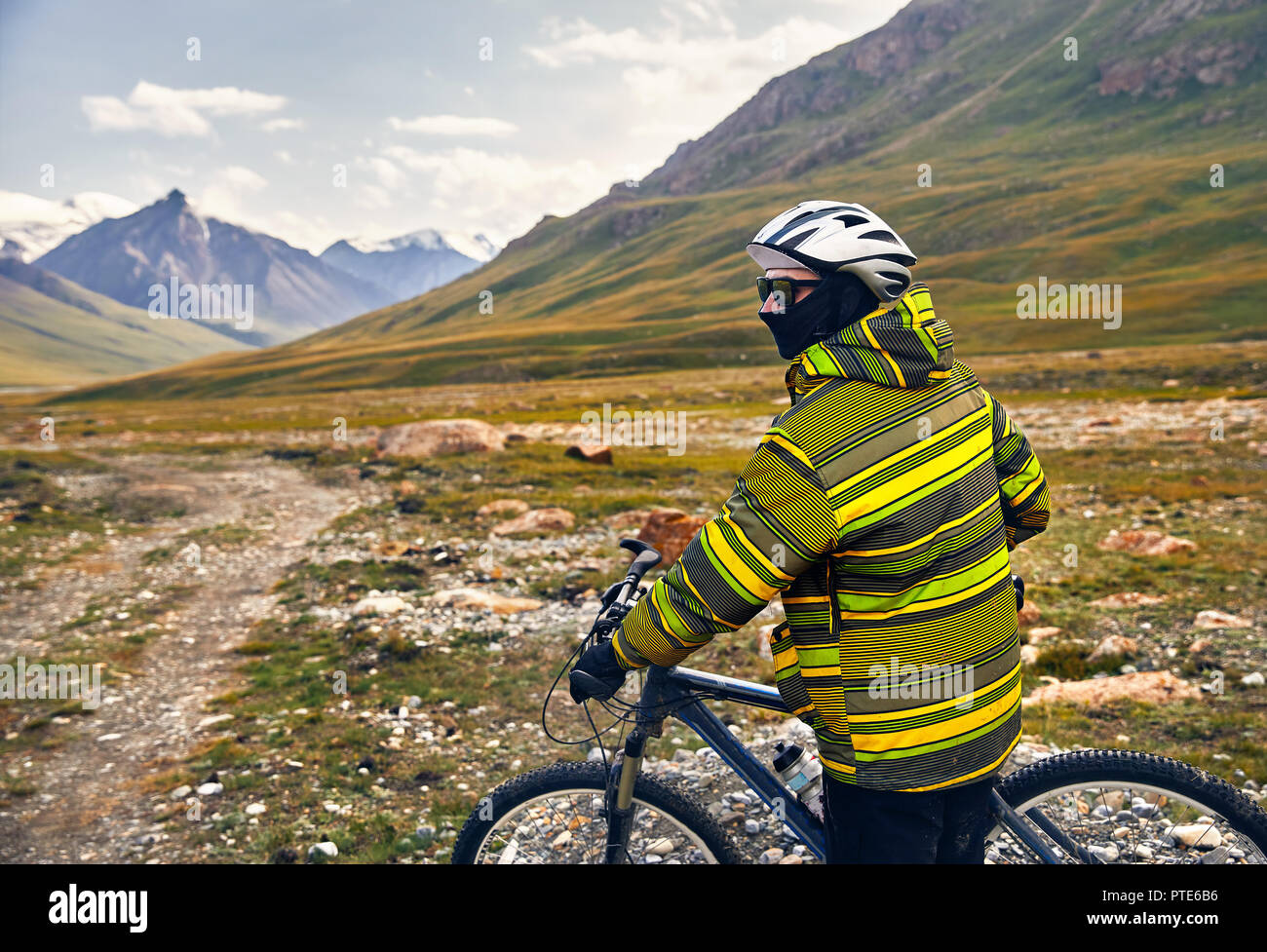 Portrait of man with mountain bike in landscape hi-res stock ...