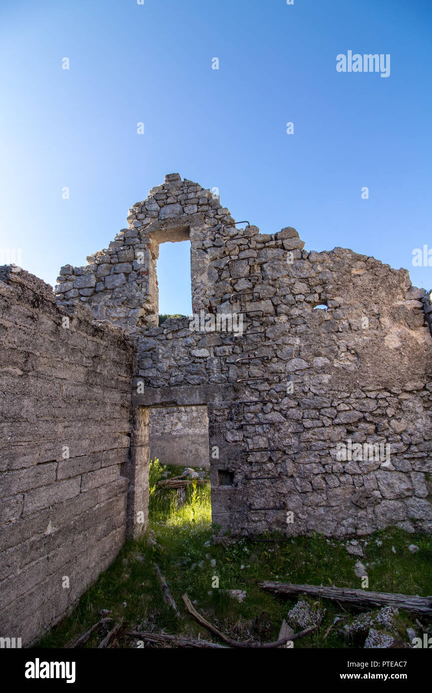 Old barrack hi-res stock photography and images - Alamy