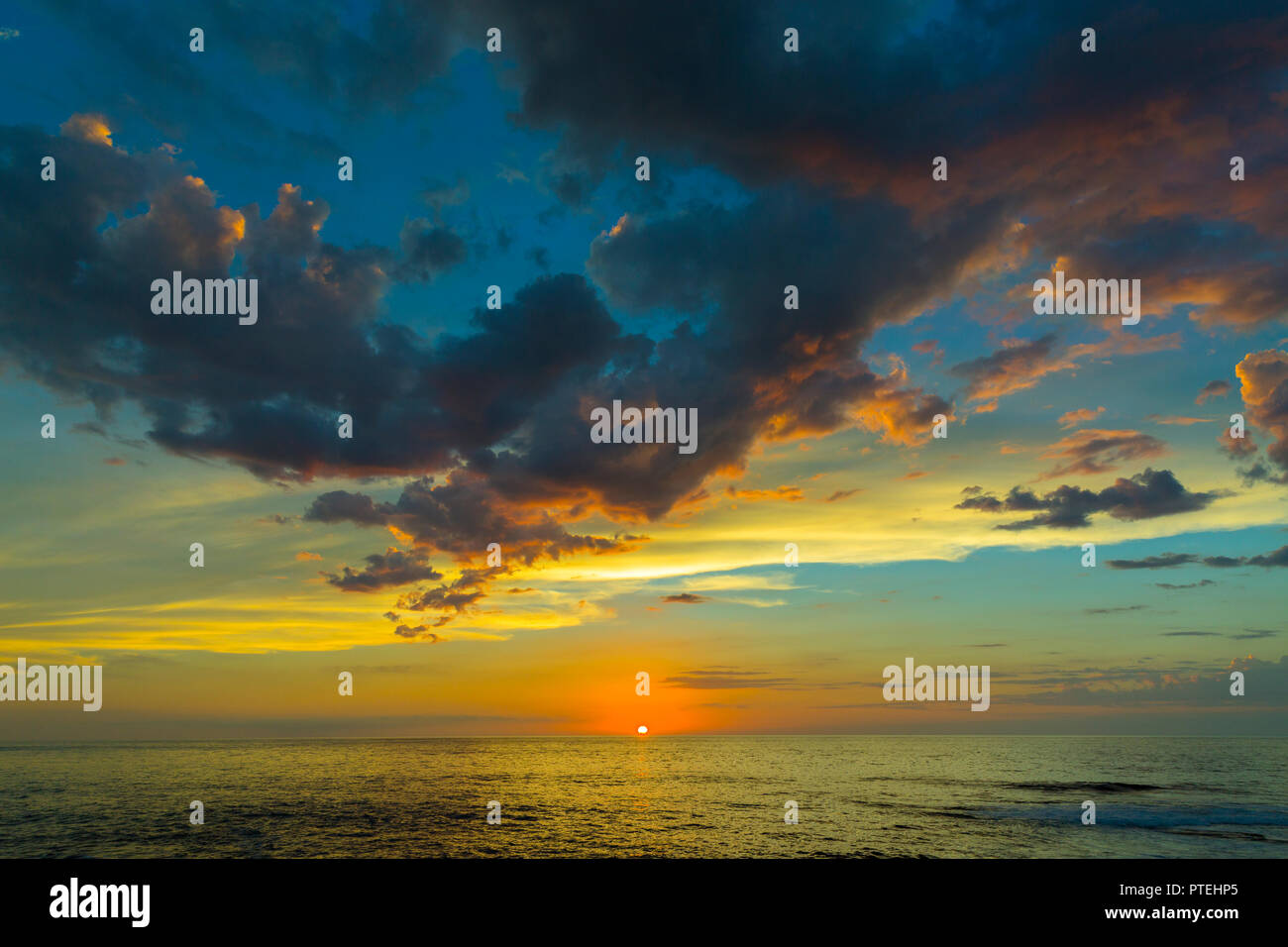 Stunning ocean sunset views hi-res stock photography and images - Alamy