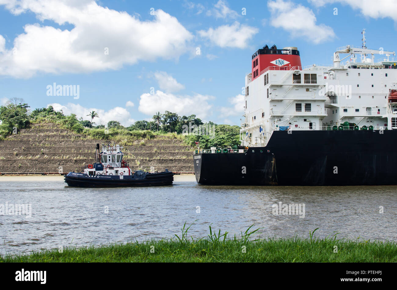 Liquefied natural gas (LNG) vessel transiting through de Panama Canal ...