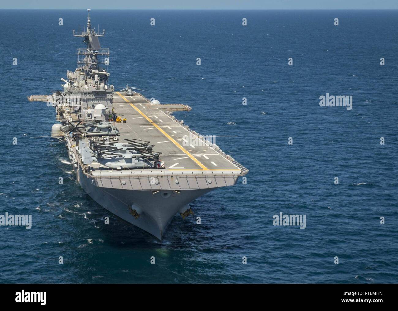 OCEAN (July 14, 2017) The amphibious assault ship USS Iwo Jima (LHD 7 ...