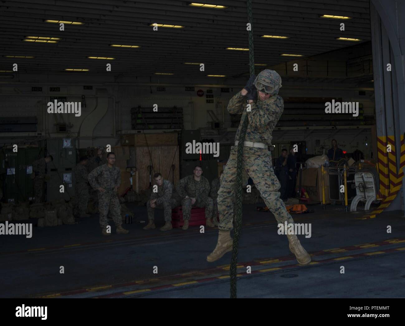 Marines fast rope drill hi-res stock photography and images - Alamy