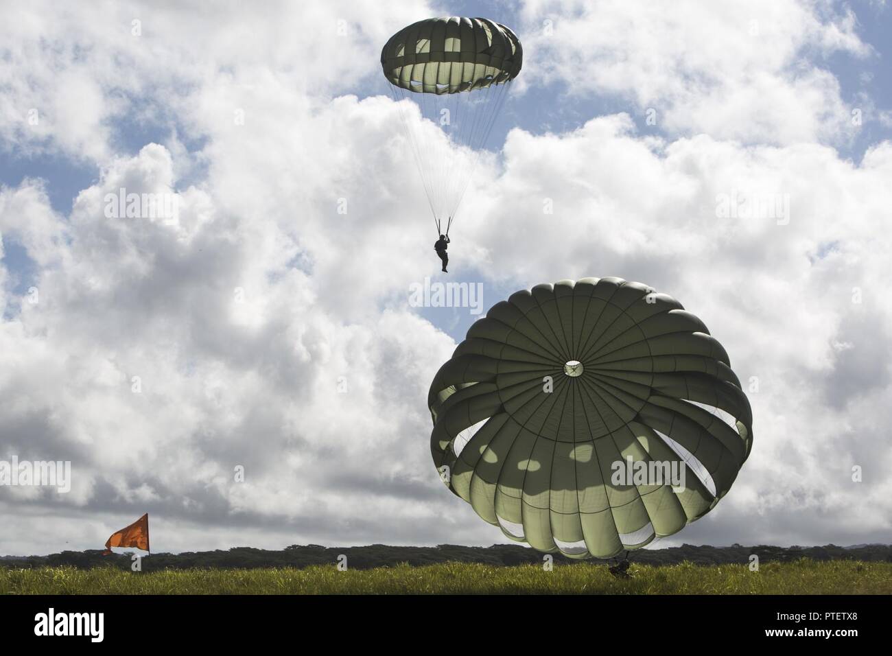 SCHOFIELD BARRACKS – Marines with 4th Force Reconnaissance Company land ...