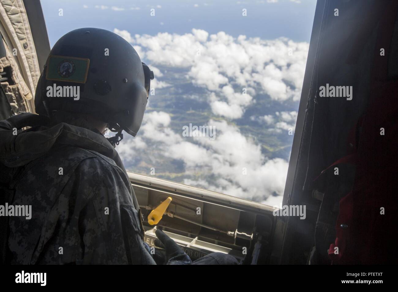 SCHOFIELD BARRACKS – A U.S. Army crew chief observes the outside of CH ...