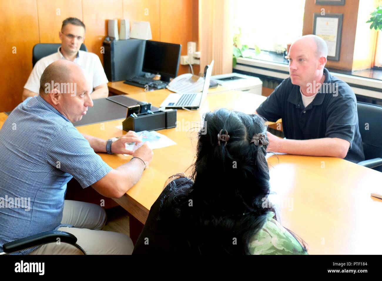 Soldier speaking with senior officer hi-res stock photography and ...