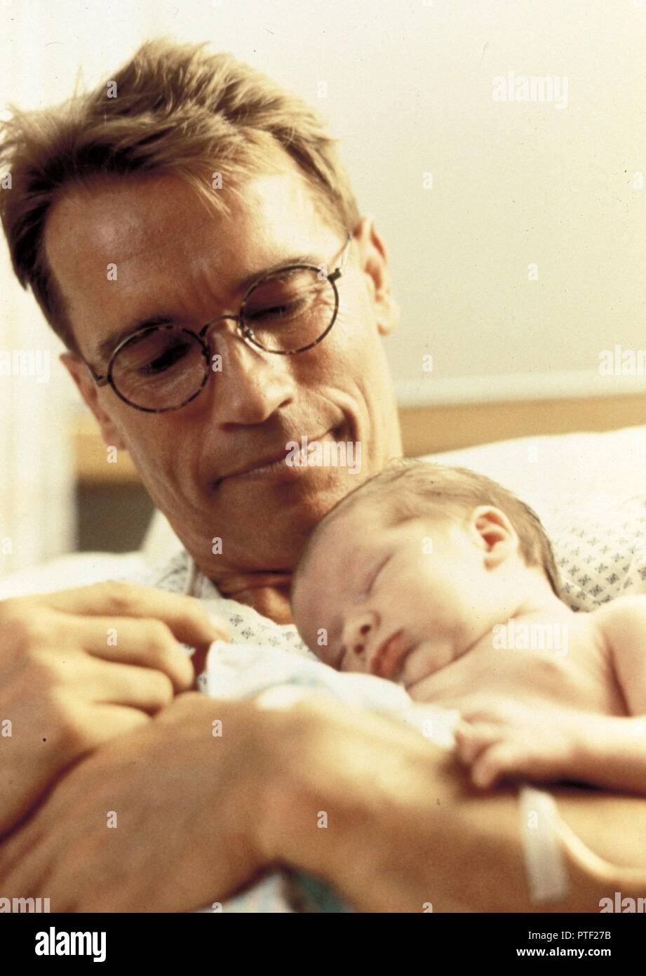 Junior 1994 arnold schwarzenegger hi-res stock photography and images ...