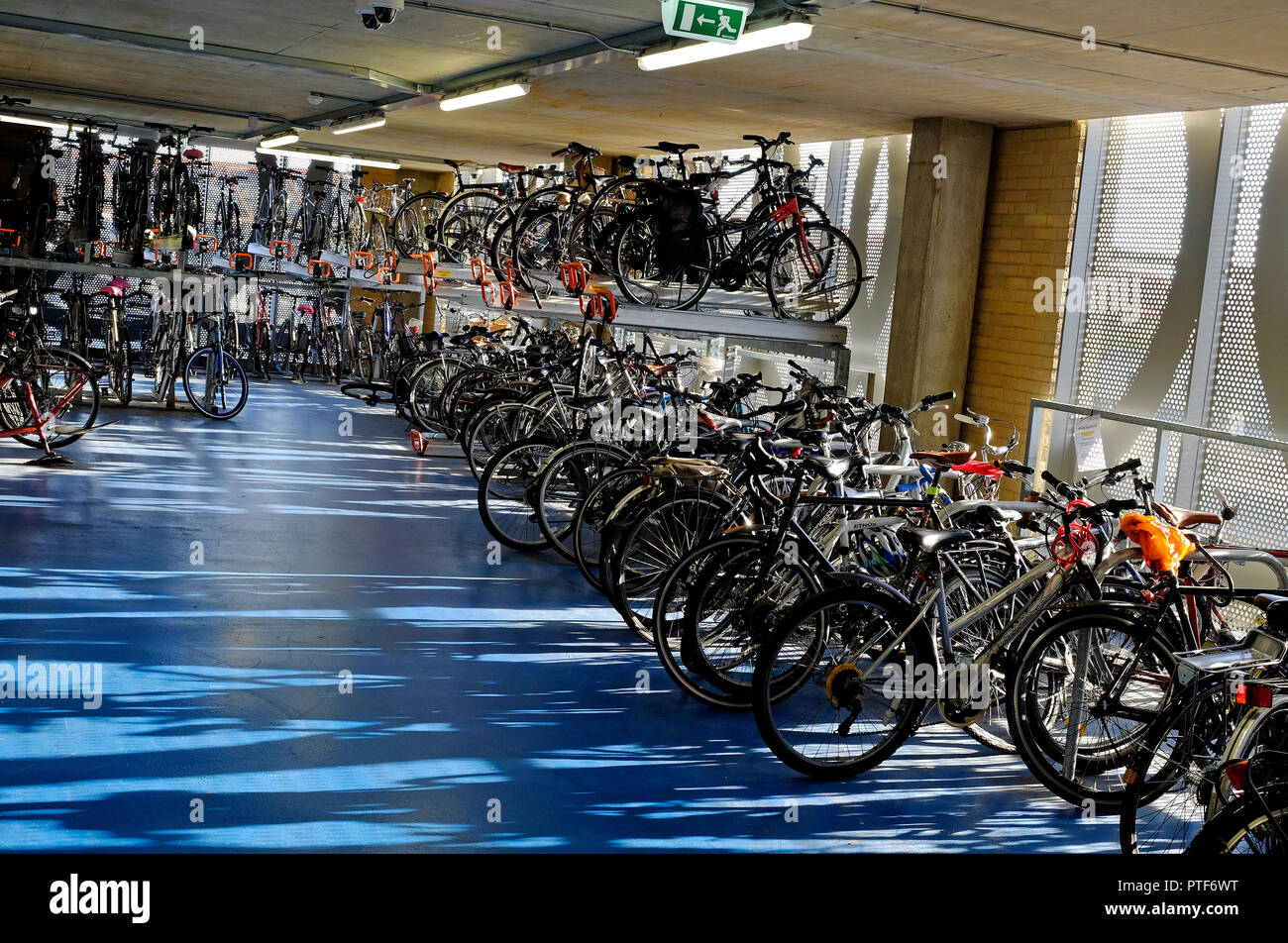 Parked cycles cambridge city hi-res stock photography and images - Alamy