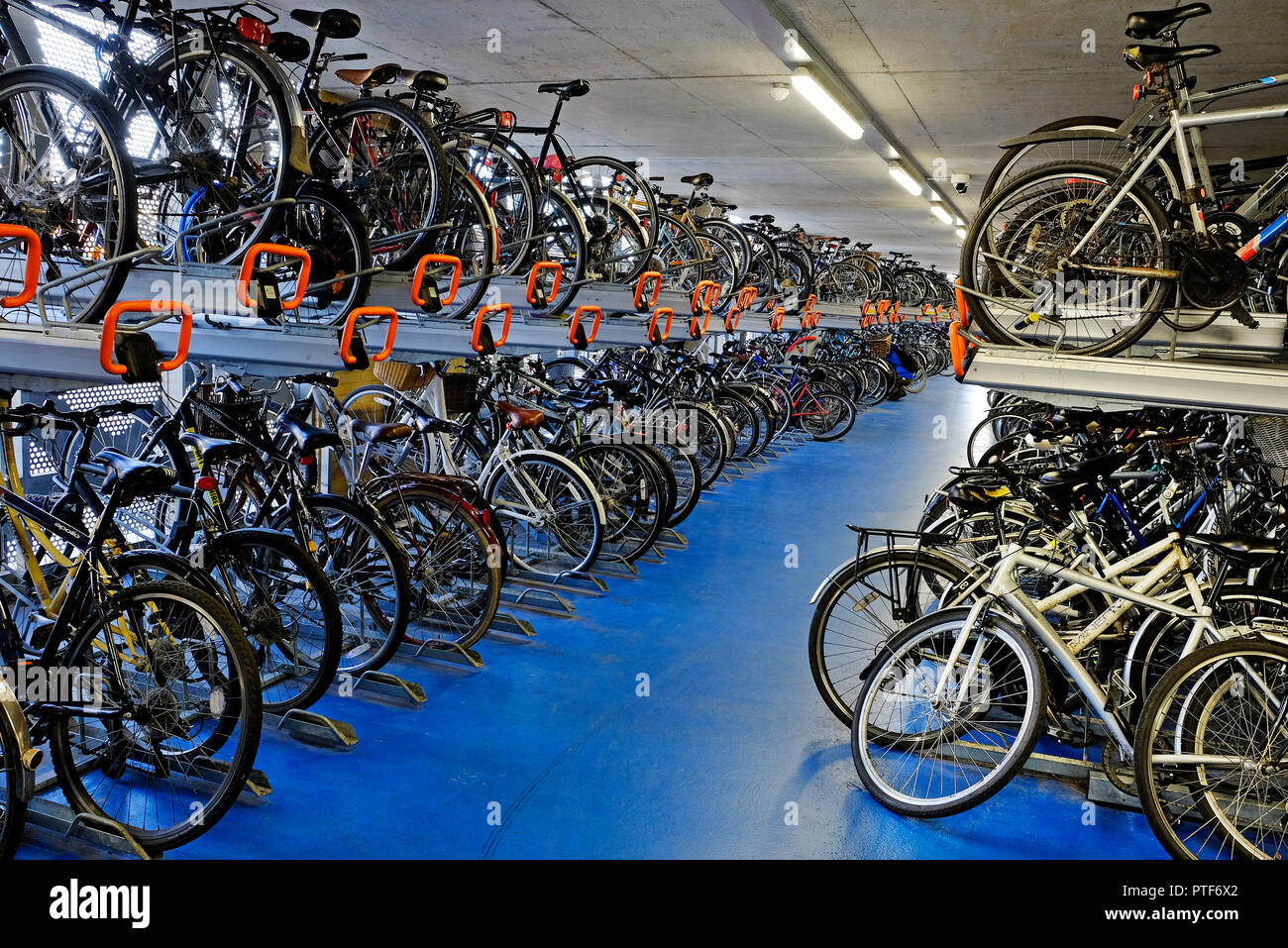 Station square parking hi-res stock photography and images - Alamy