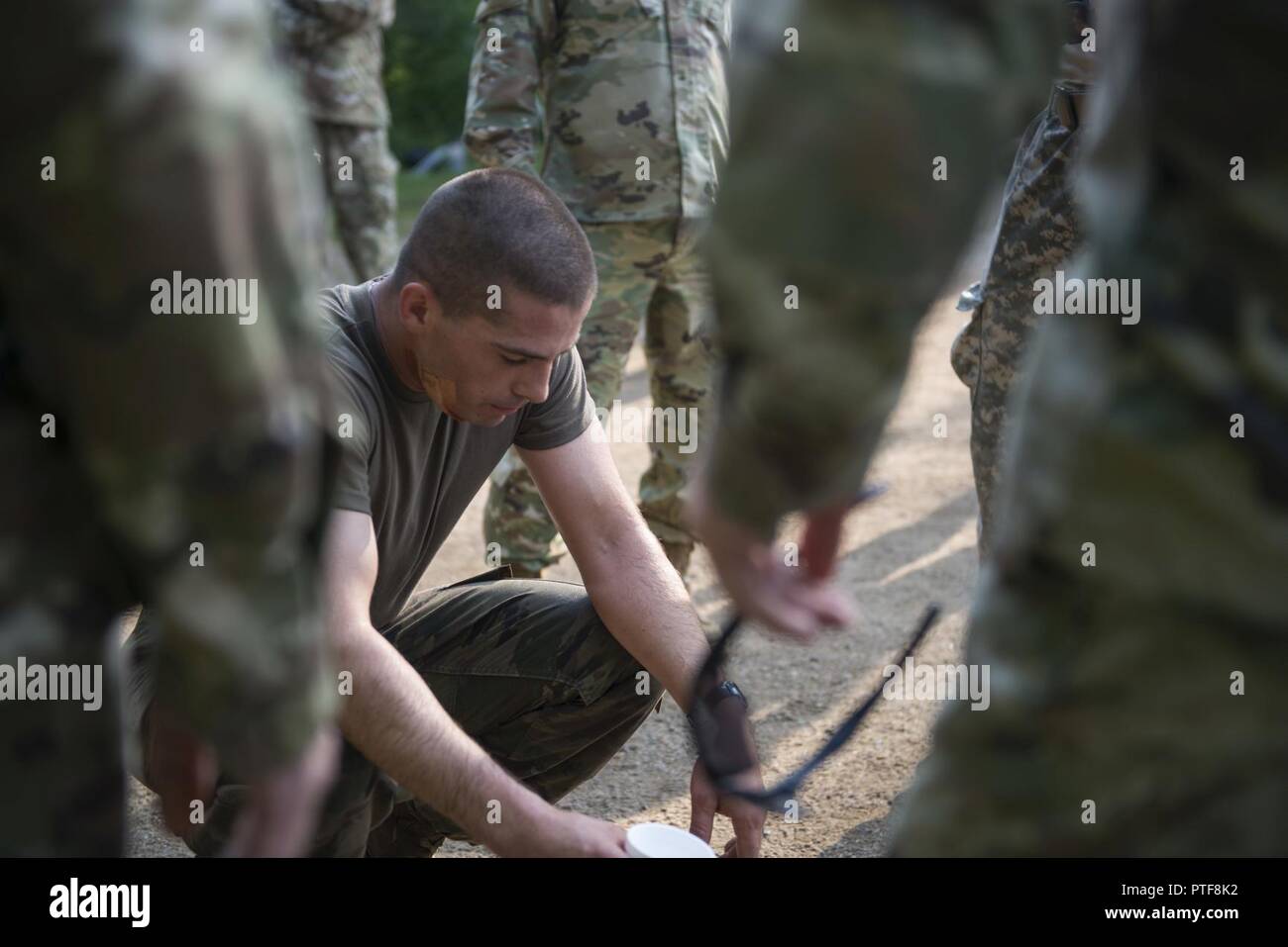 Us army national guard recruiter hi-res stock photography and images ...