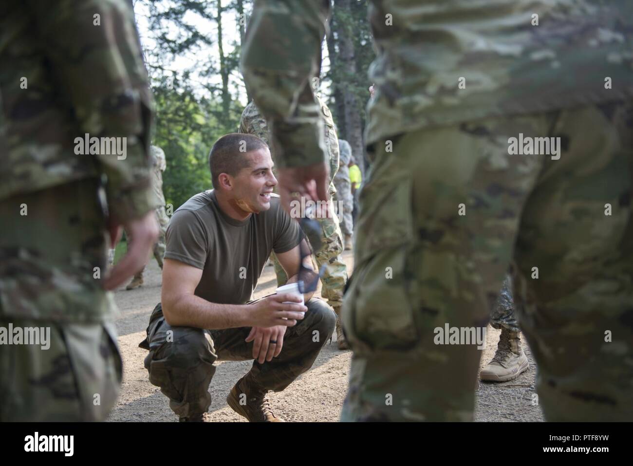Us army national guard recruiter hi-res stock photography and images ...