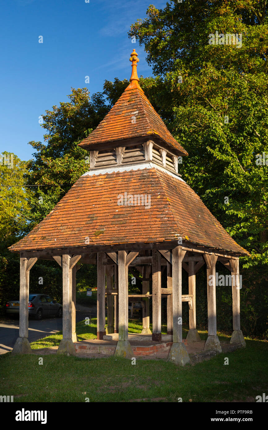 Village well hi-res stock photography and images - Alamy