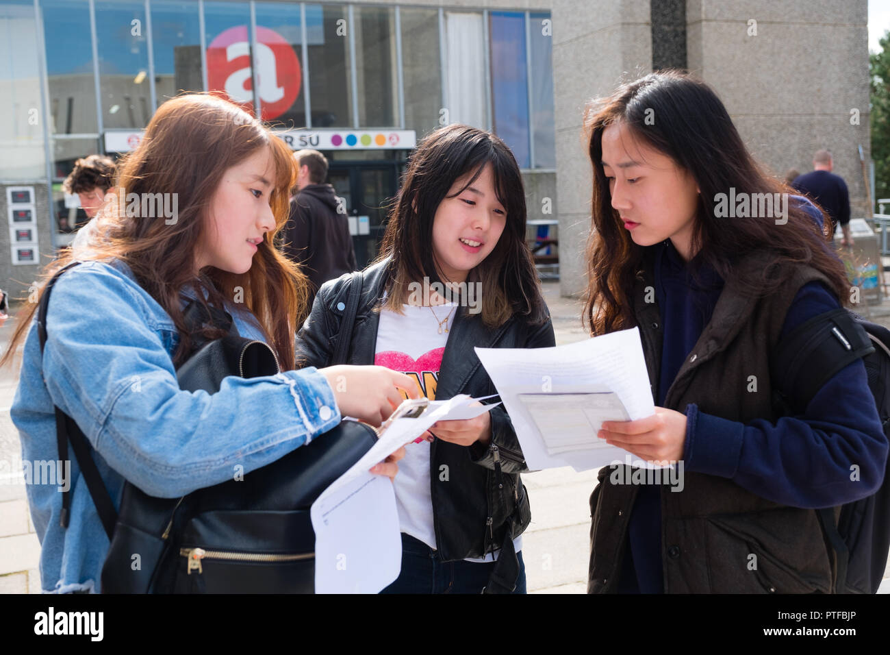 Chinese students uk university hi-res stock photography and images - Alamy