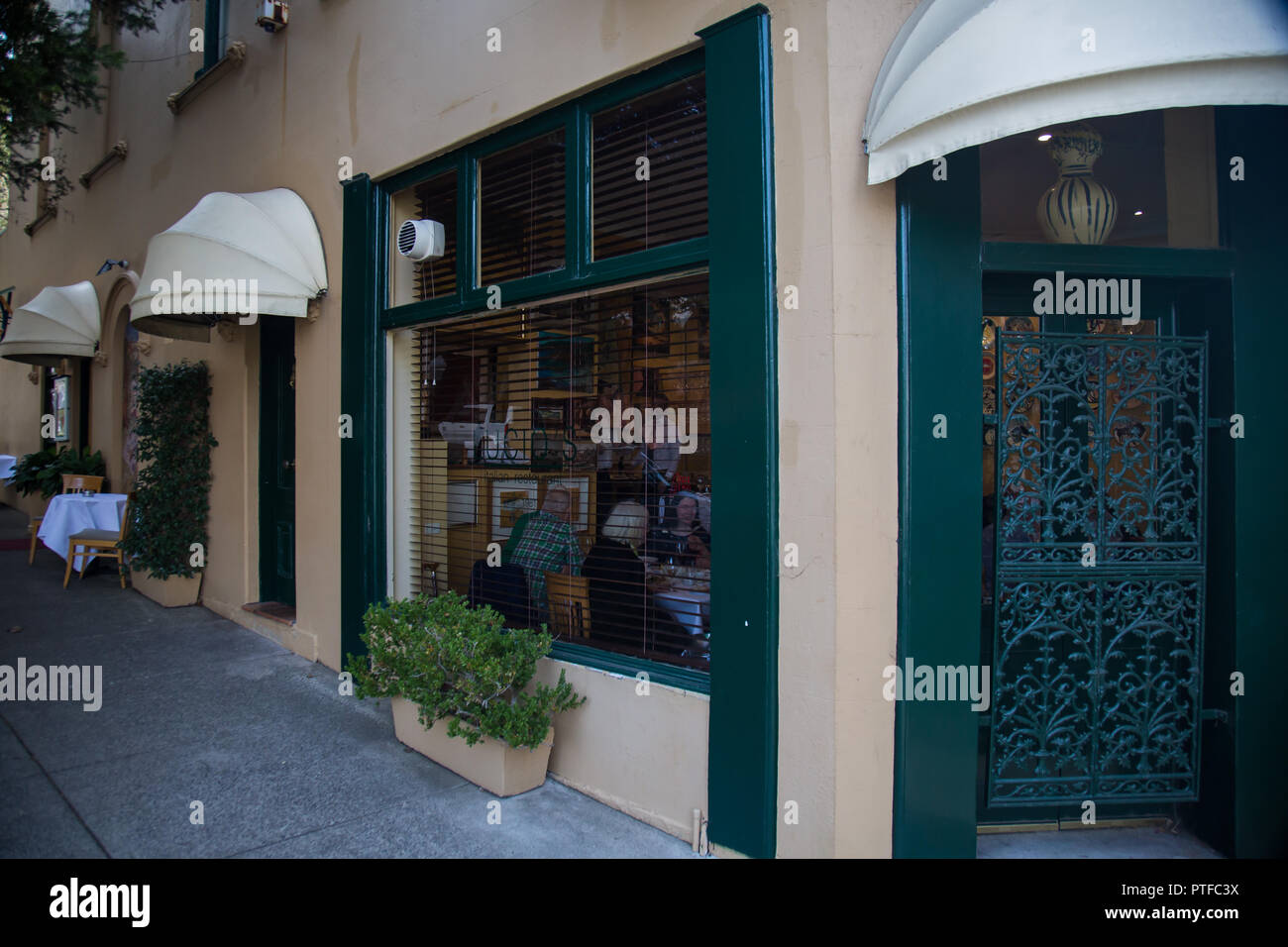 Lucios italian restaurant hi-res stock photography and images - Alamy
