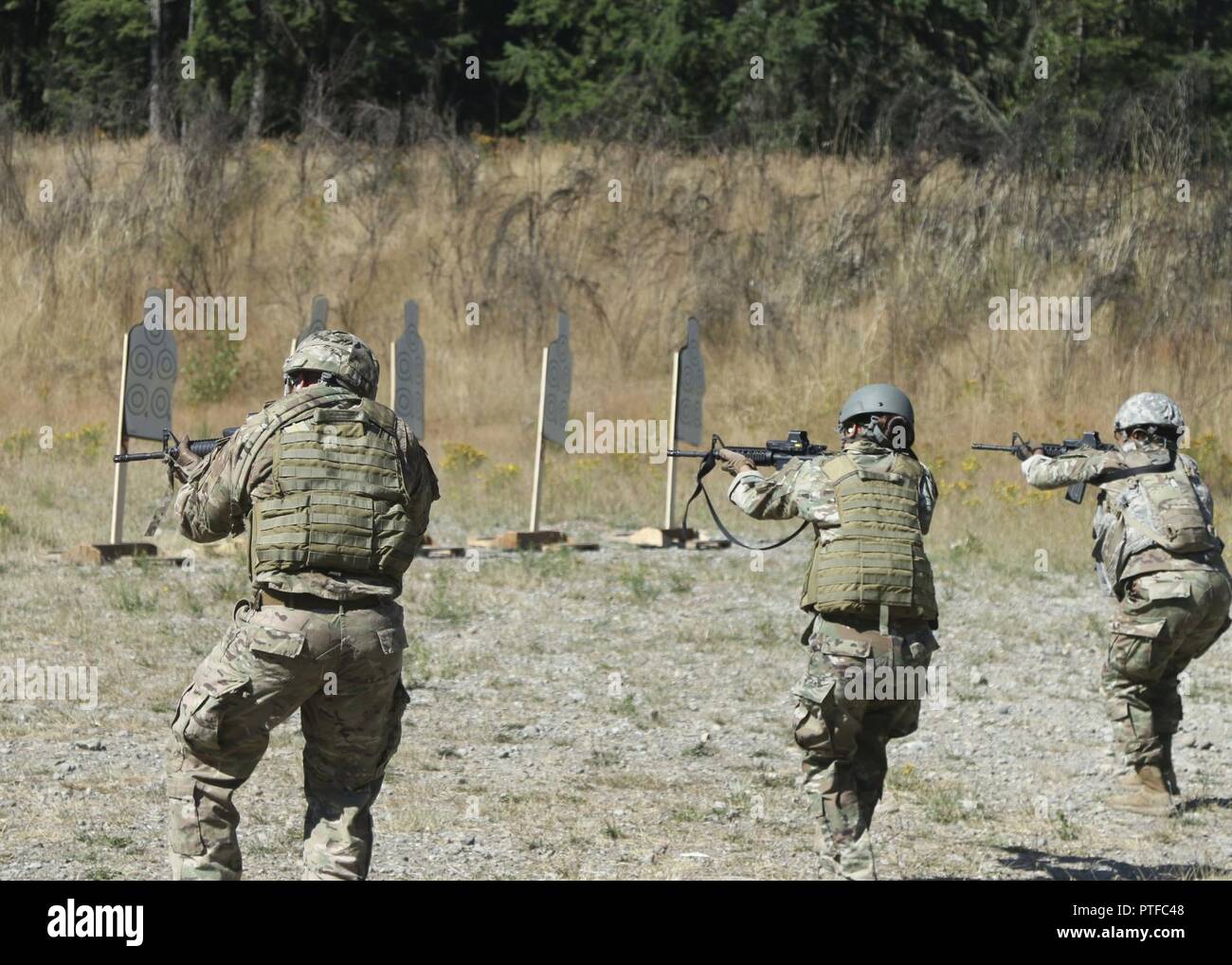 Soldiers from Group Support Battalion, 1st Special Forces Group ...