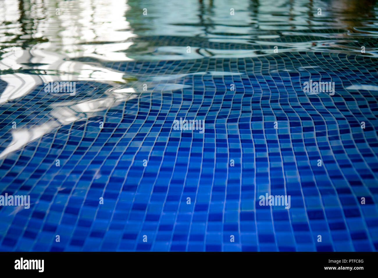 Shadow on bottom of swimming pool hi-res stock photography and images ...