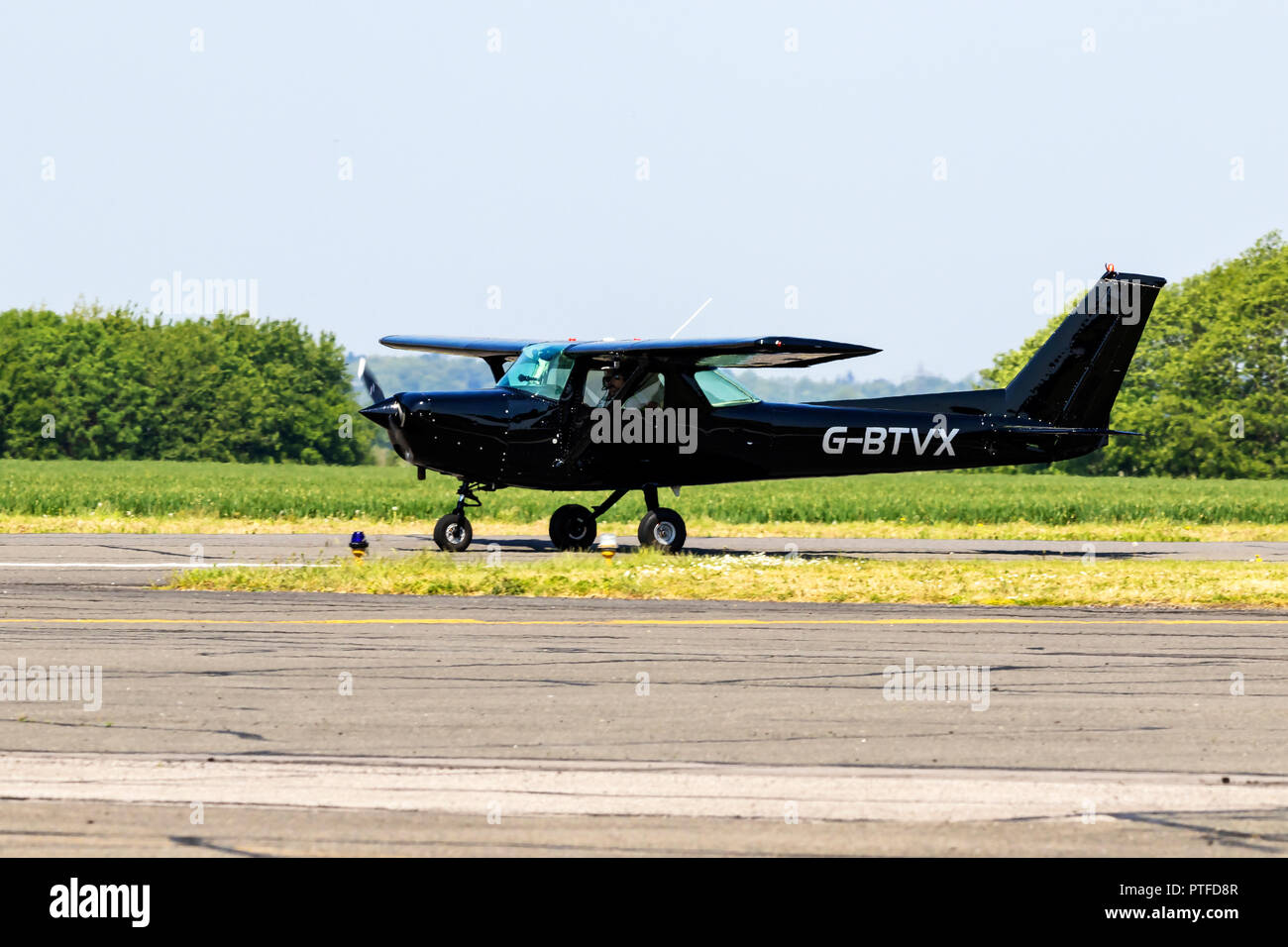 Cessna 152 cockpit hi-res stock photography and images - Alamy