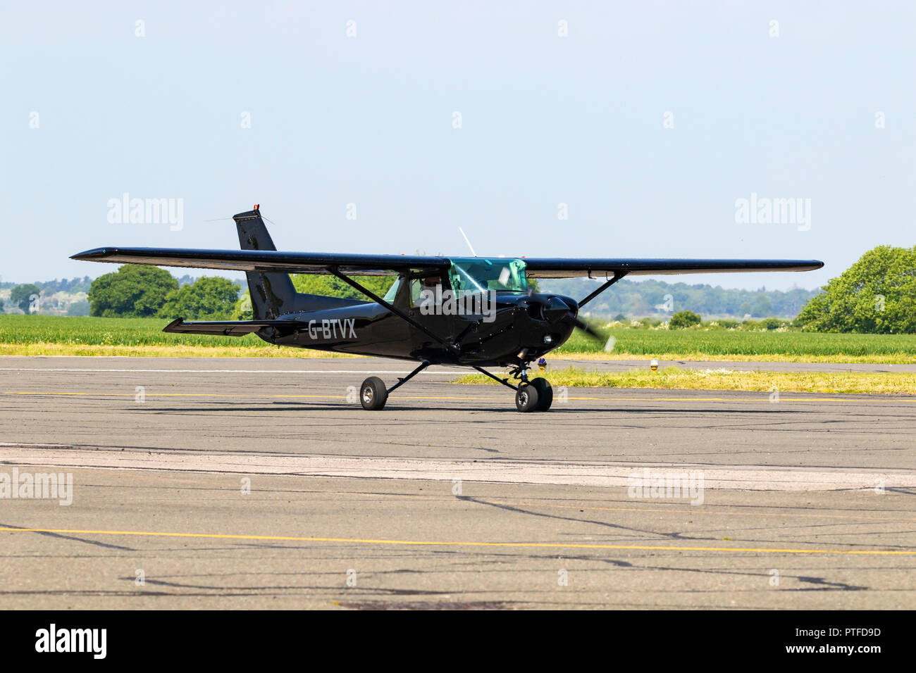 Cessna 152 cockpit hi-res stock photography and images - Alamy
