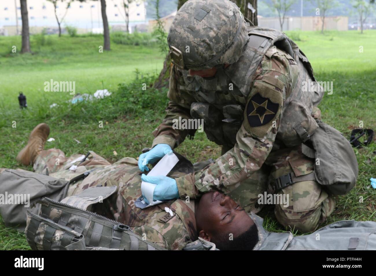 Pv2.Damian Hostetler, assigned to Battery B, 1st Battalion, 38th Field ...