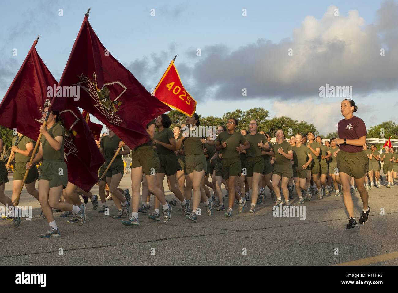 U.S. Marines with November Company, 4th Recruit Training Battalion ...