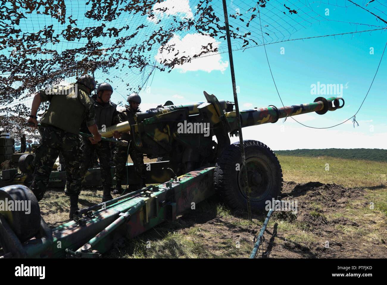 Romanian soldiers of 285th artillery battalion load ammunition into 152 ...