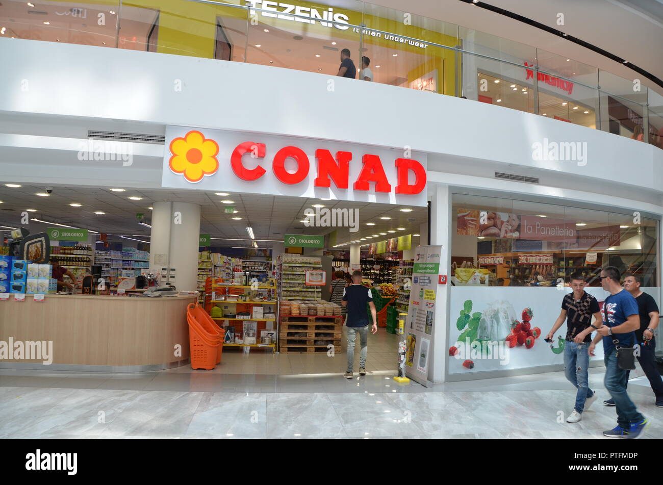 the interior of the toptani shopping center tirana albania Stock Photo ...