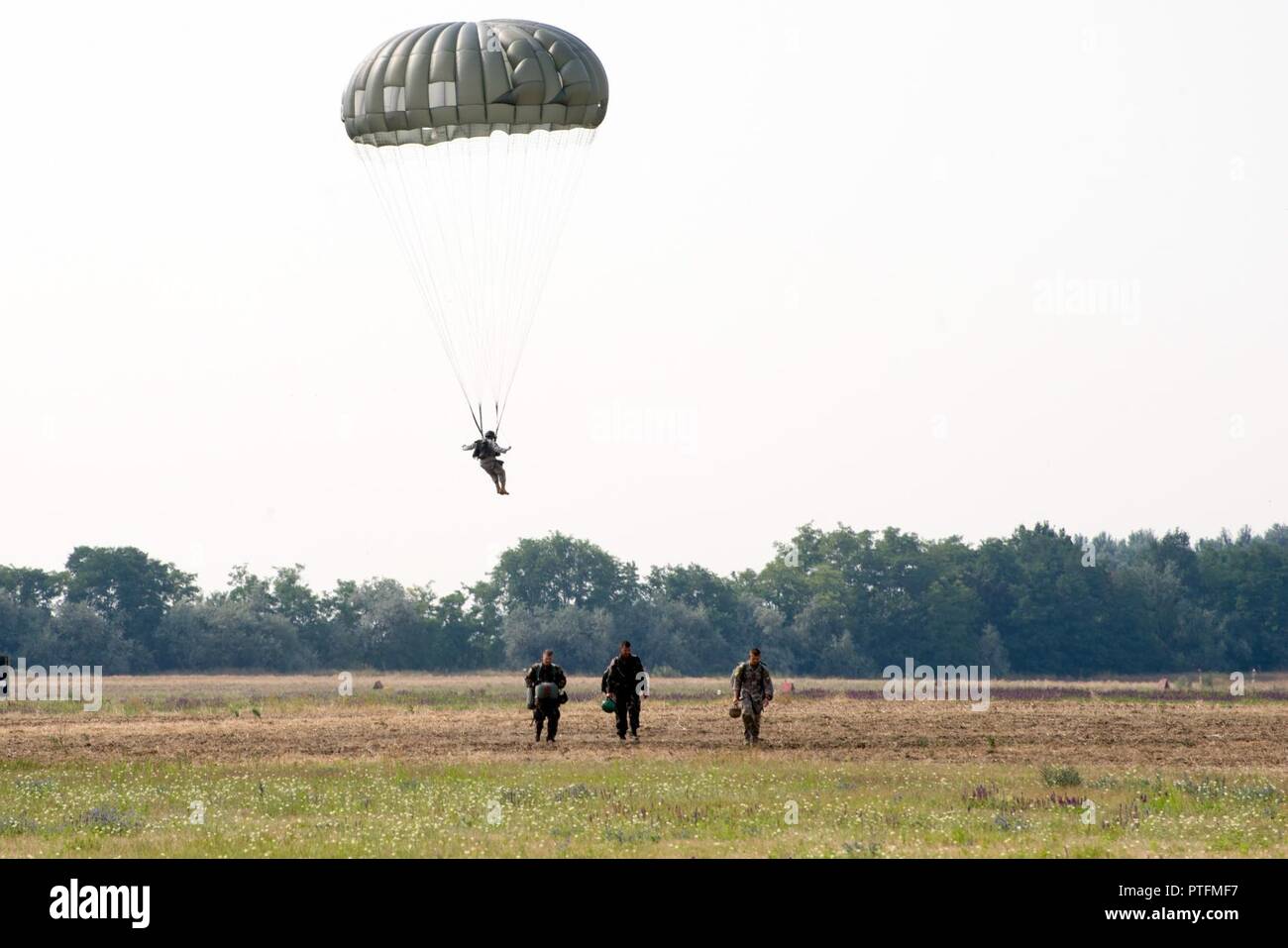 Hungarian, Bulgarian and U.S. special operations forces parachute onto ...