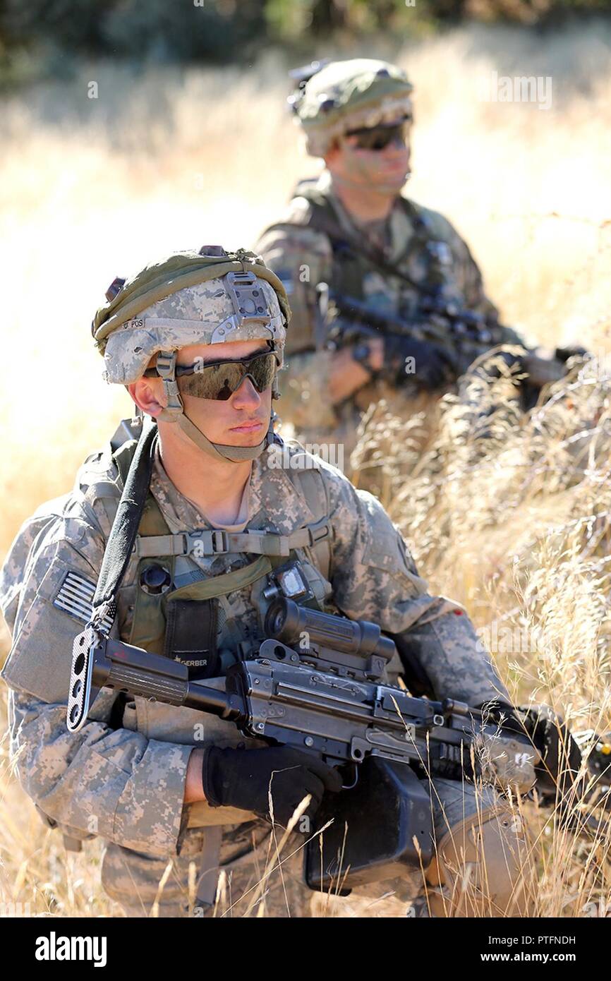 Members of the 2nd Battalion, 327th Infantry Regiment, 101st Airborne ...