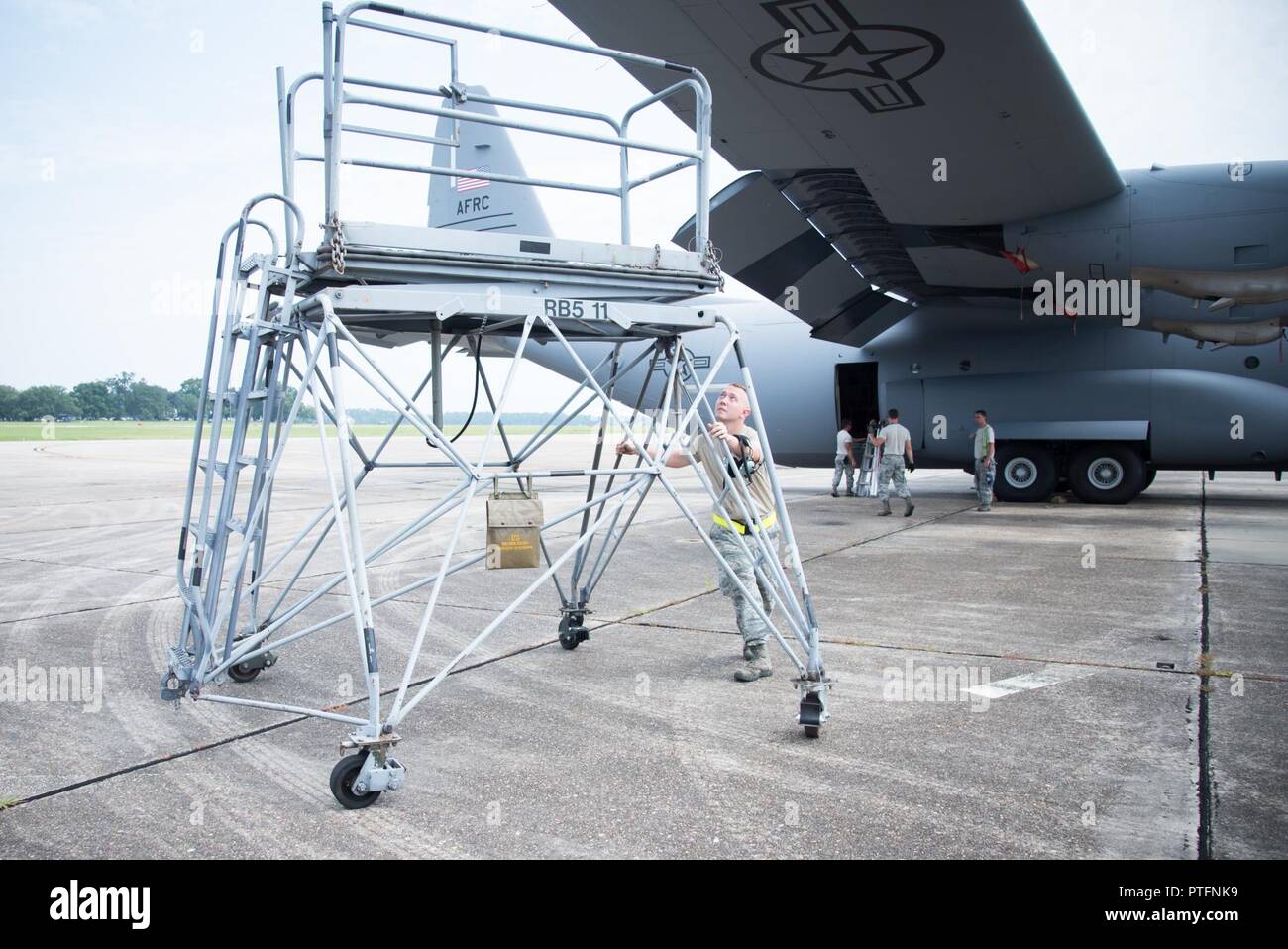 913th aircraft maintenance squadron hi-res stock photography and images ...