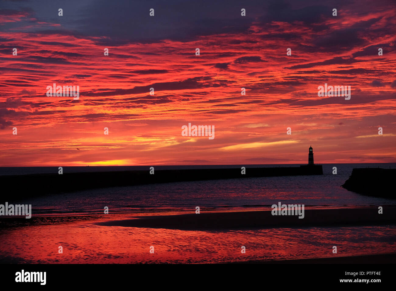 Seaham harbour lighthouse hi-res stock photography and images - Alamy